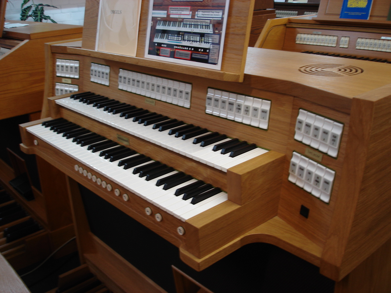 Eminent 3800 CX Parket Olie | Op Voorraad – Orgel Center Roosendaal